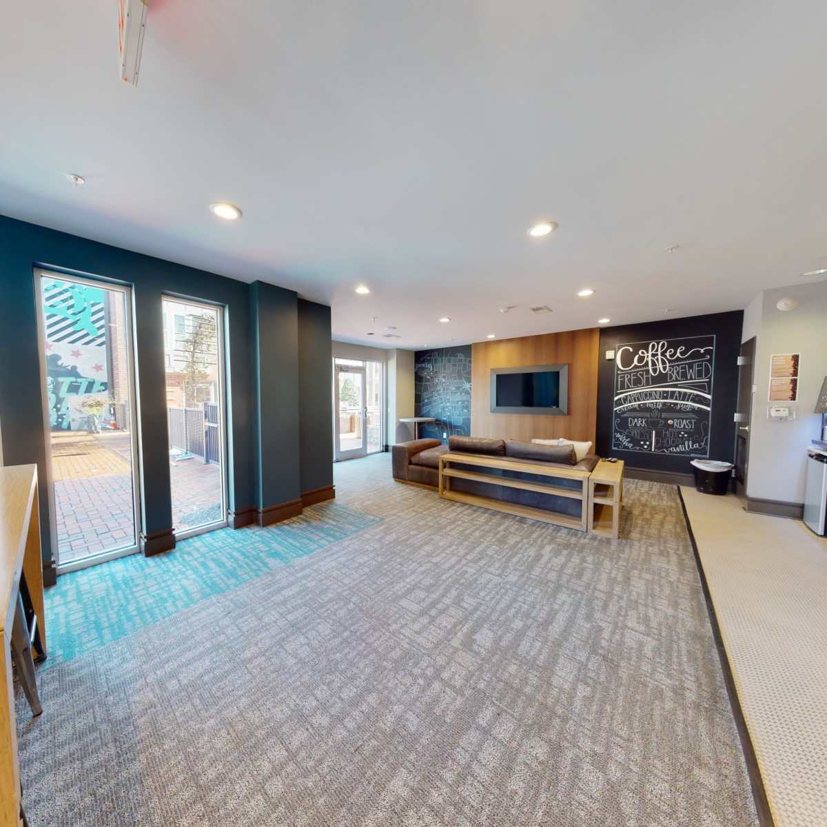 Comfortable Modern Lounge Conveniently Located in Southend!, Charlotte ...