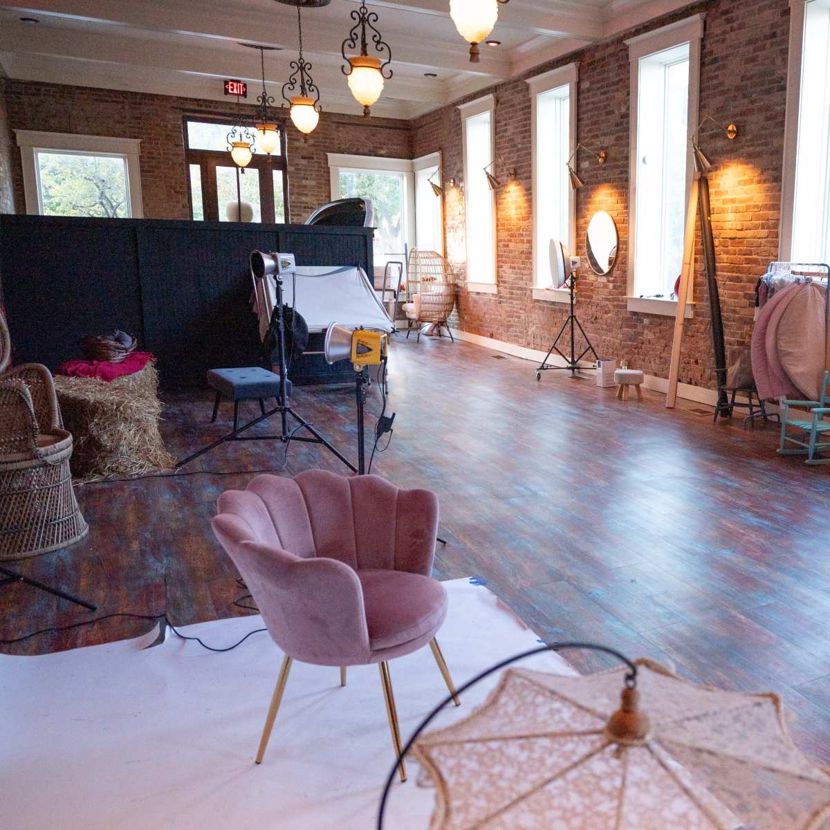 Downtown Versatile Photography Studio, Franklin, KY | Event | Peerspace