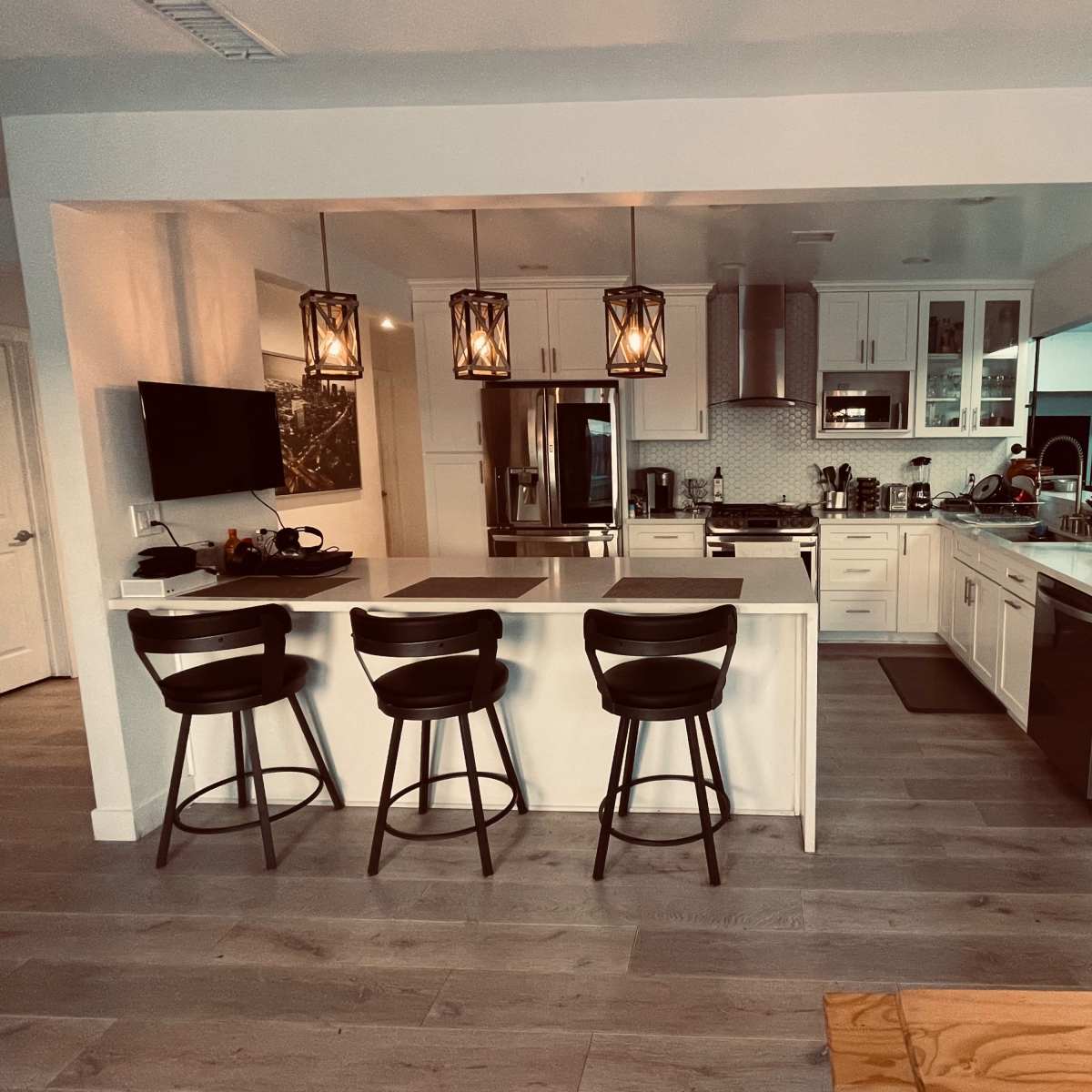 Suburb beautiful clean spacious Home with pool and recording studio ...