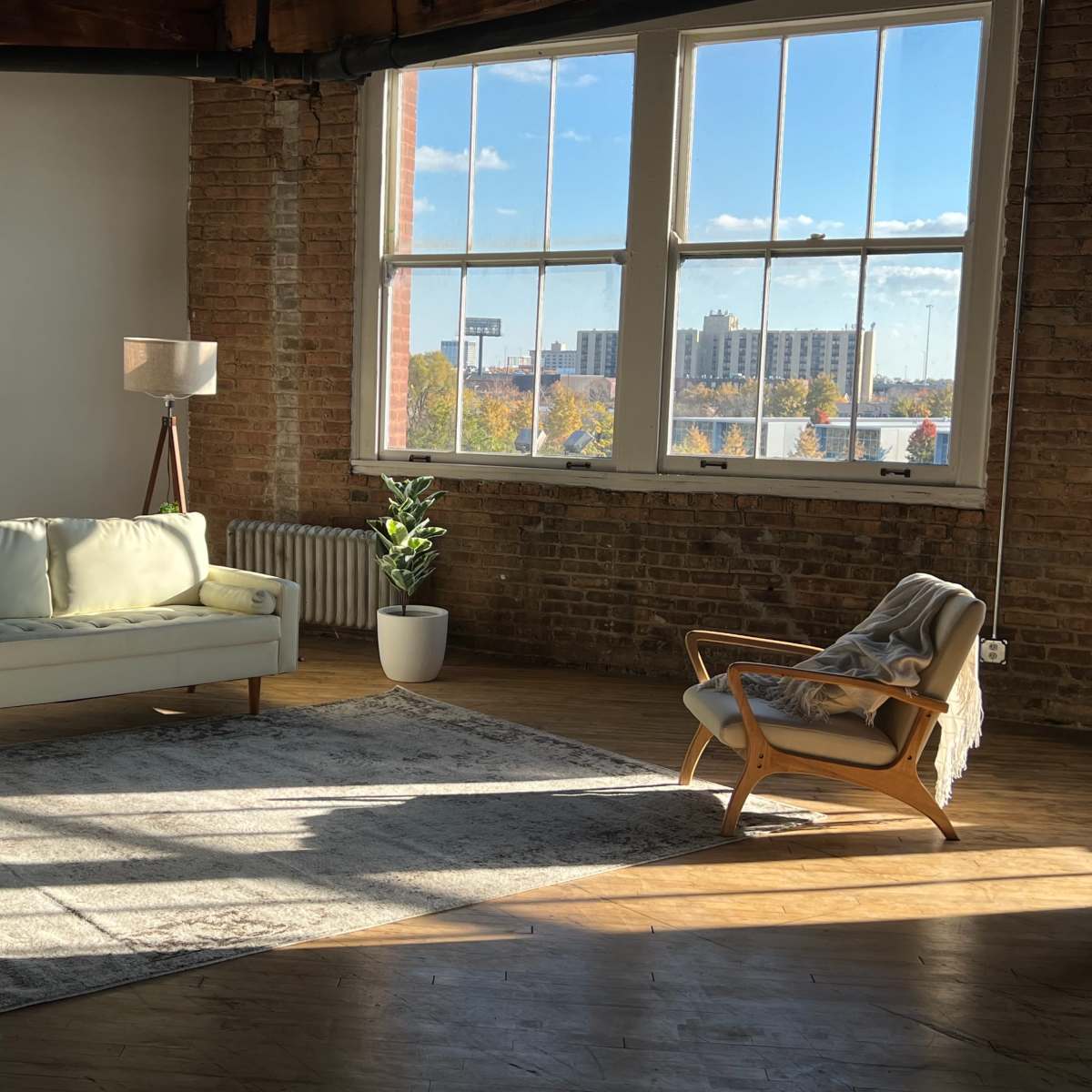 Large open concept chicago loft space with CYC WALL and strong natural ...