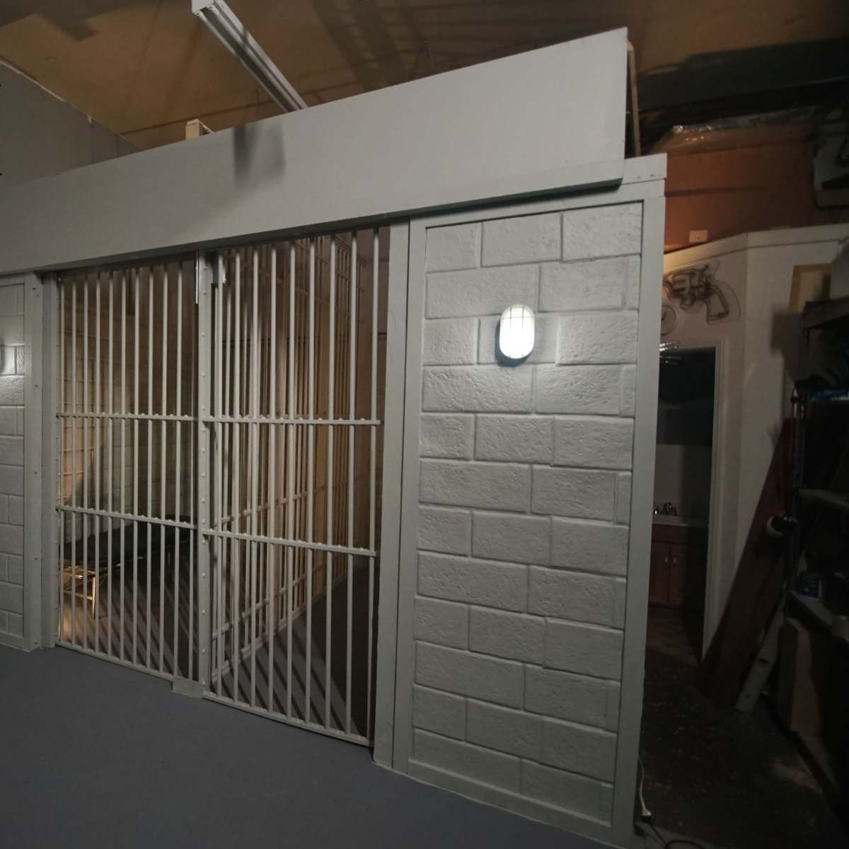 Jail / Prison Cells with rolling bars and cots standing set, mini ...