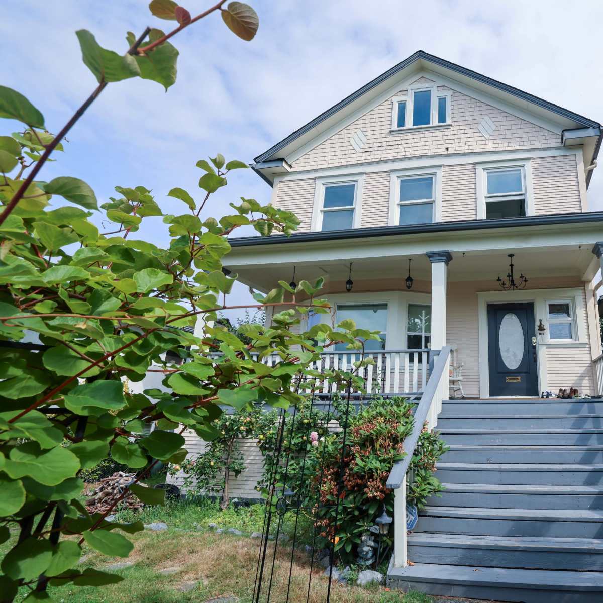 Pink heritage house on the hill with views of downtown, bridge and ...