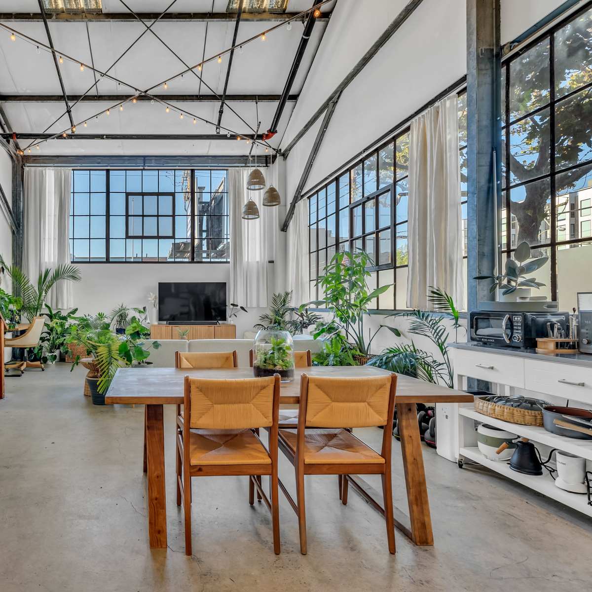 Dogpatch Loft with tons of natural light and thoughtful decor, San ...
