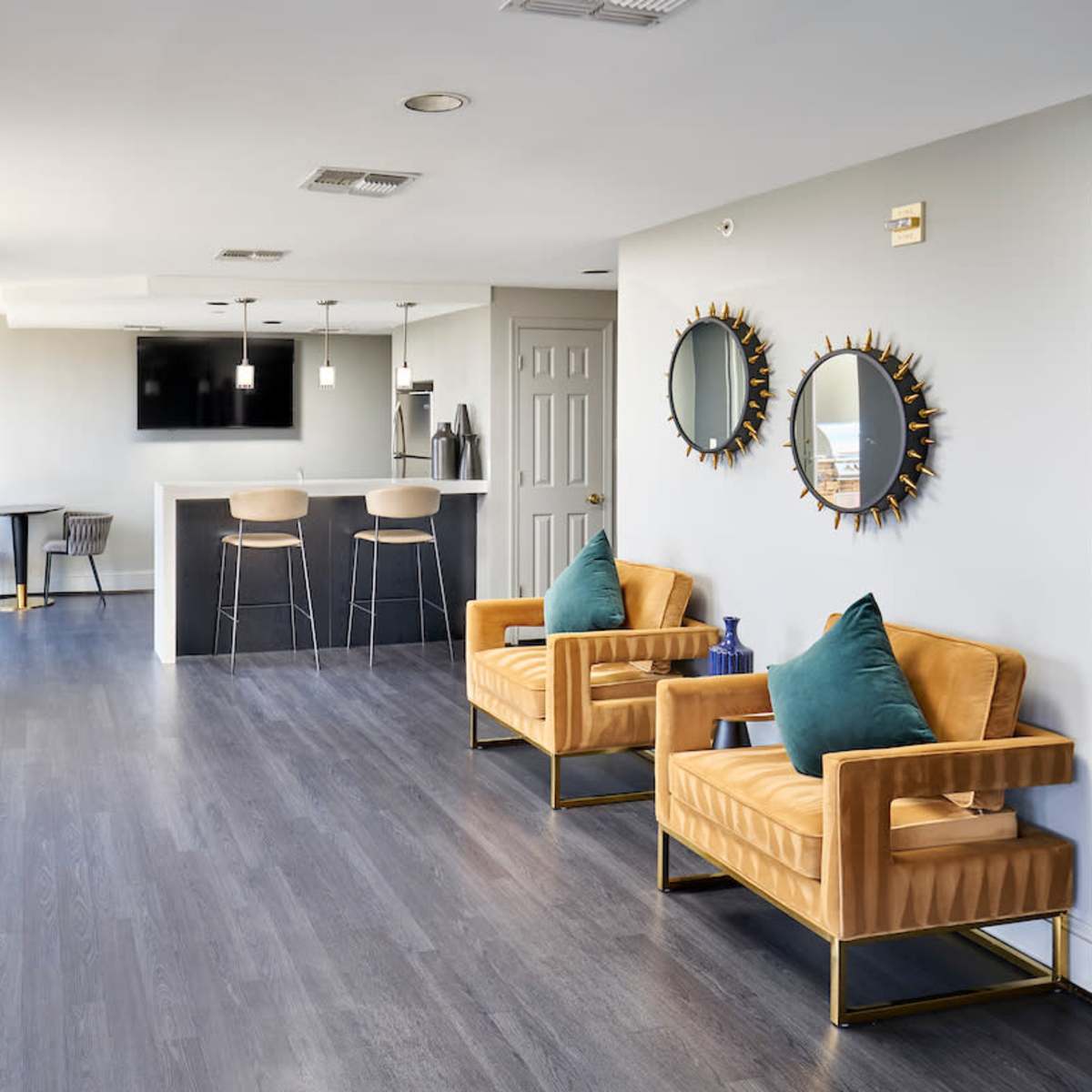 Charming, Spacious Club Room in DuPont Circle, Washington, DC | Off ...