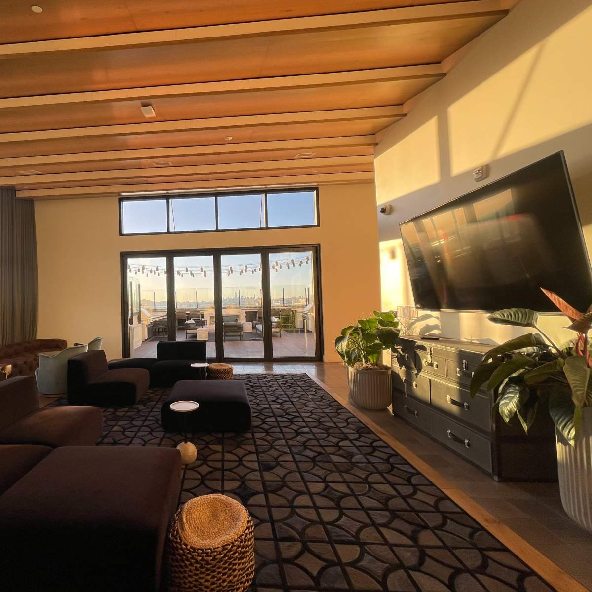 Warm and Open Top Floor Lounge - Beautiful Skyline View!, Alameda, CA ...