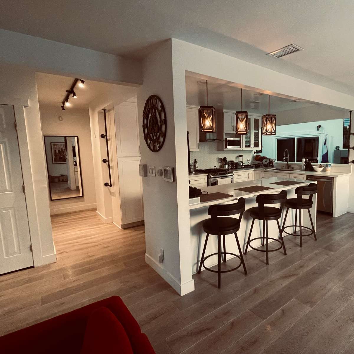 Suburb beautiful clean spacious Home with pool and recording studio ...