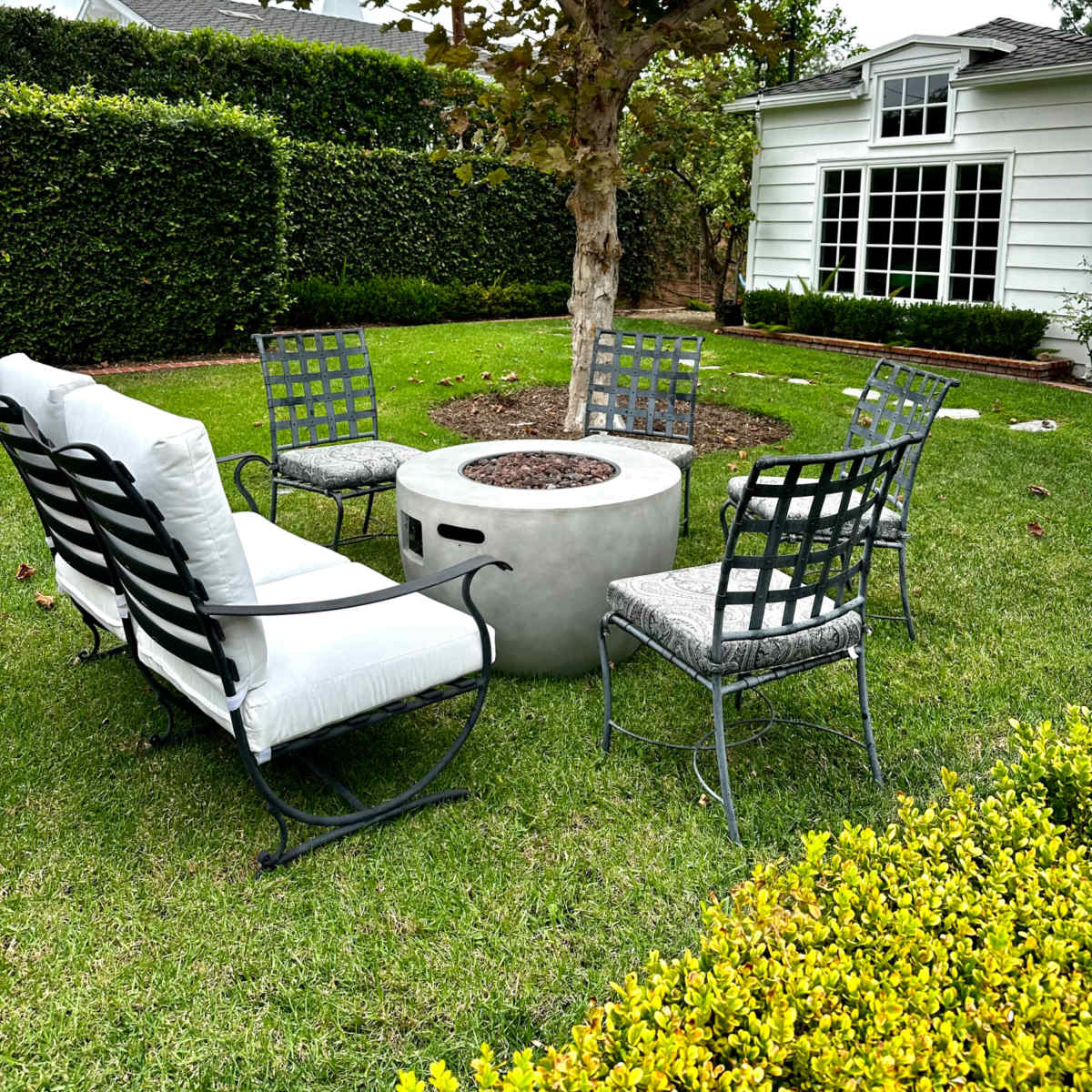 That perfect quaint white house for your photoshoots, backyard weddings ...