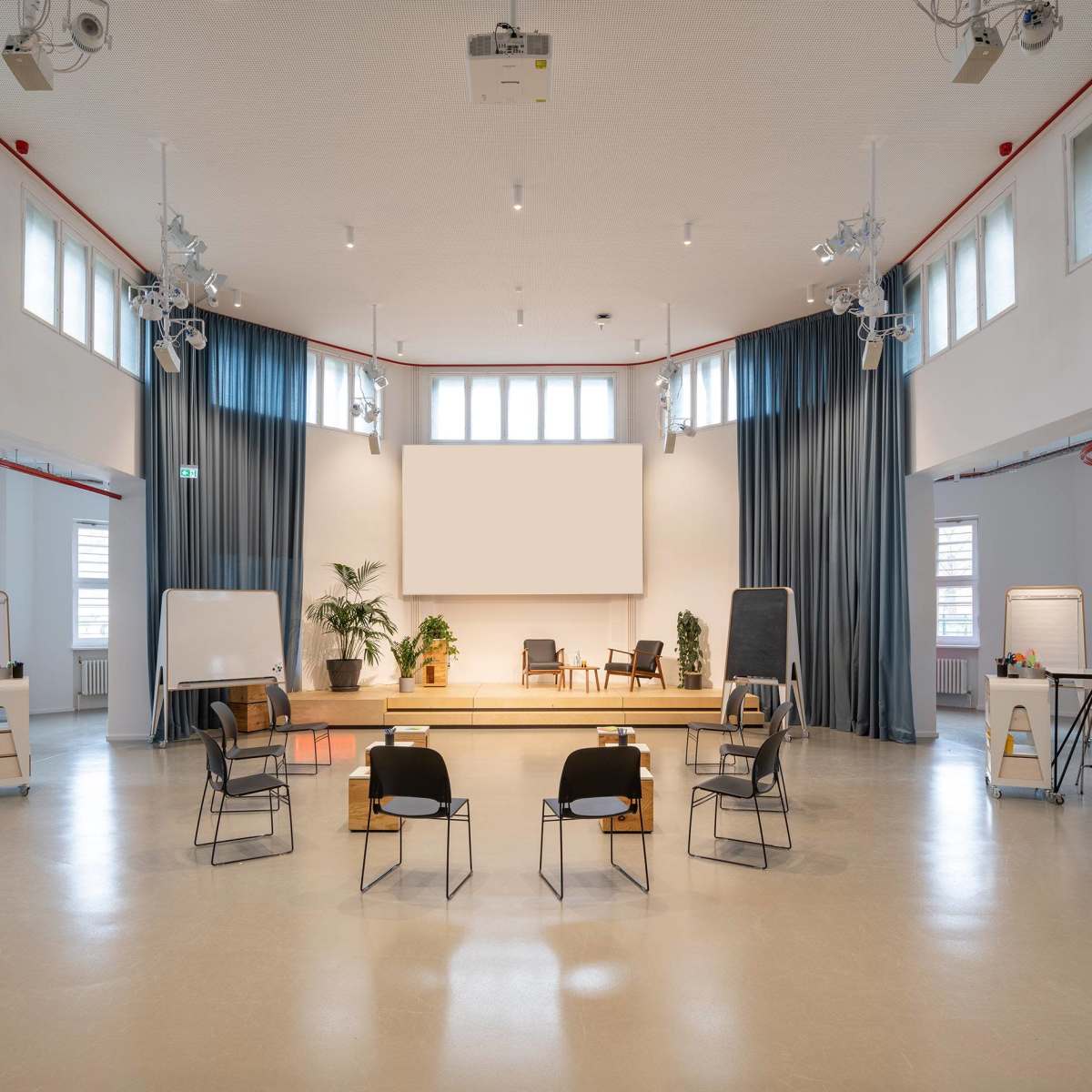 Spielfeld Digital Hub | Geräumiger Veranstaltungsraum mit natürlichem ...