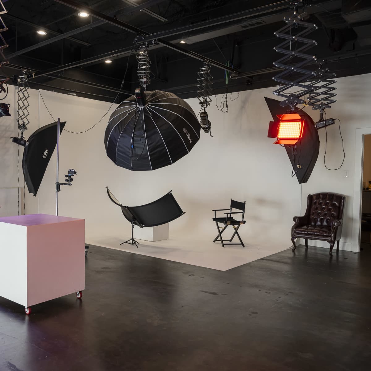 Spacious modern studio to rent with Strobes and soft boxes included ...