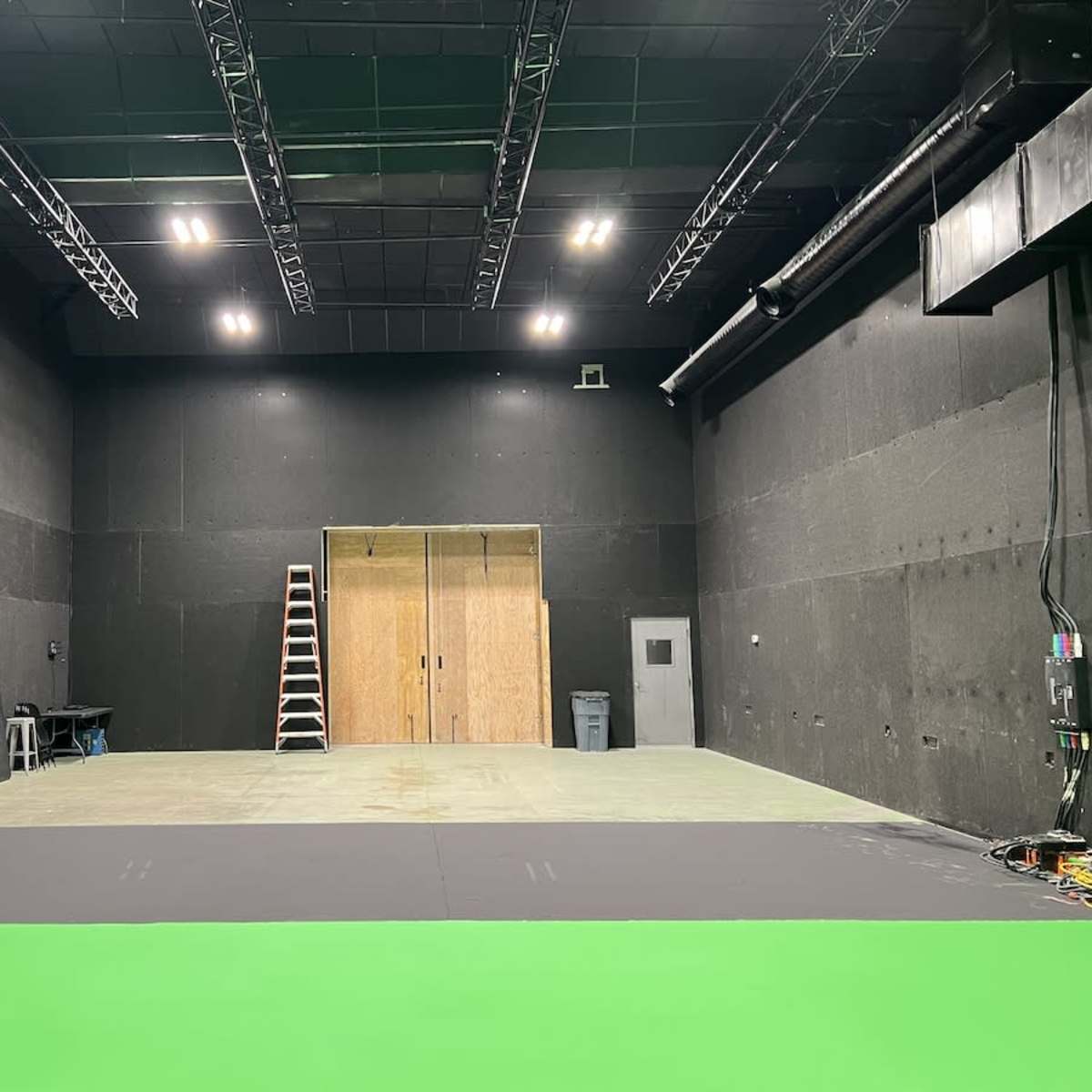 Professional Massive Green Screen Chroma Key cyc Studio Space in ...