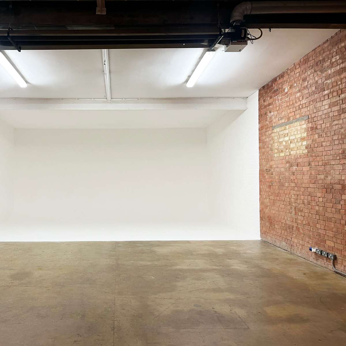*NEW SPACE* Infinity cove / brick wall studio with private outdoor area ...