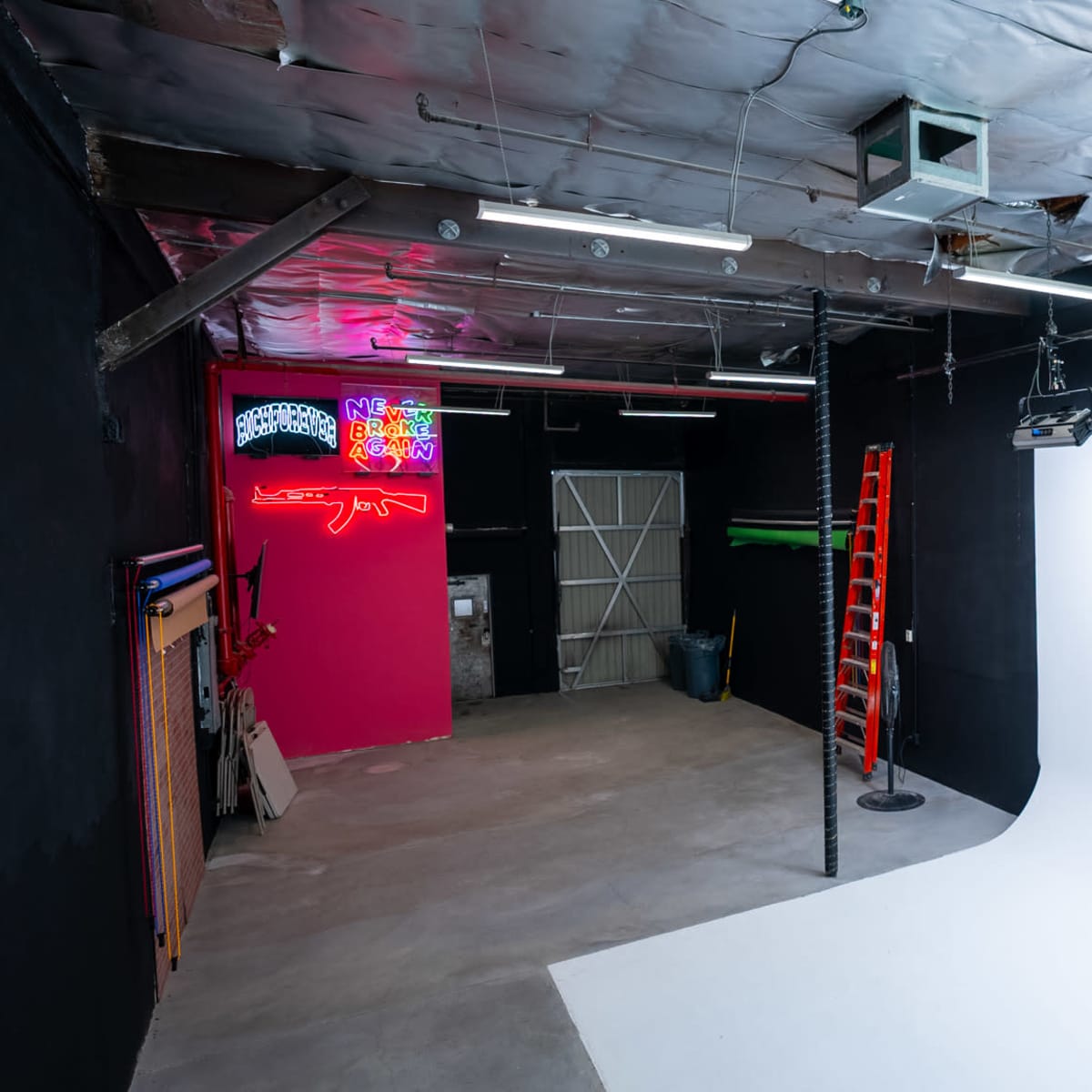 KNOWS STUDIOS | PRE LIT CYC Wall studio in North Hollywood with RGB ...