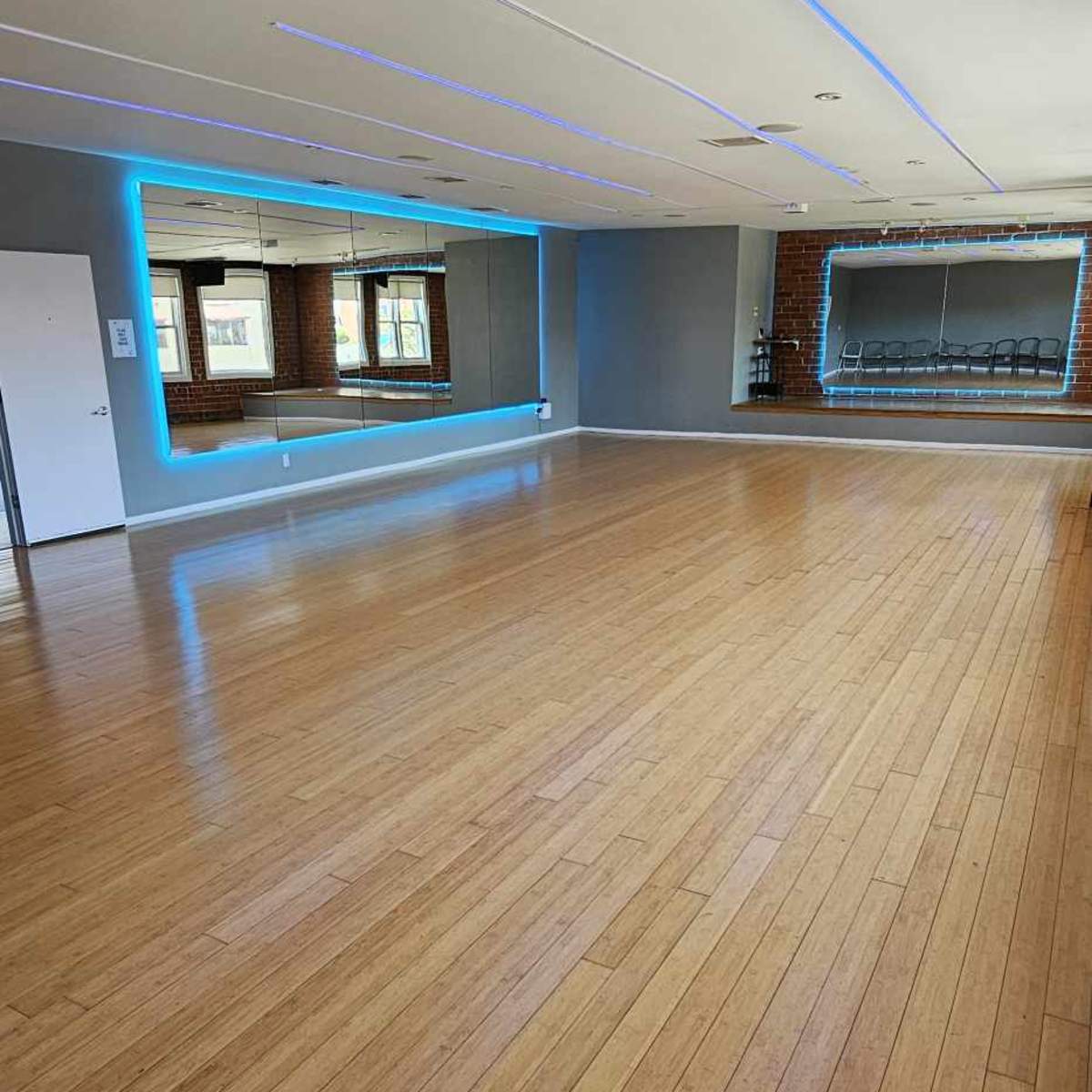 New Dance Studio with red brick walls giving a New York vibe, Los ...