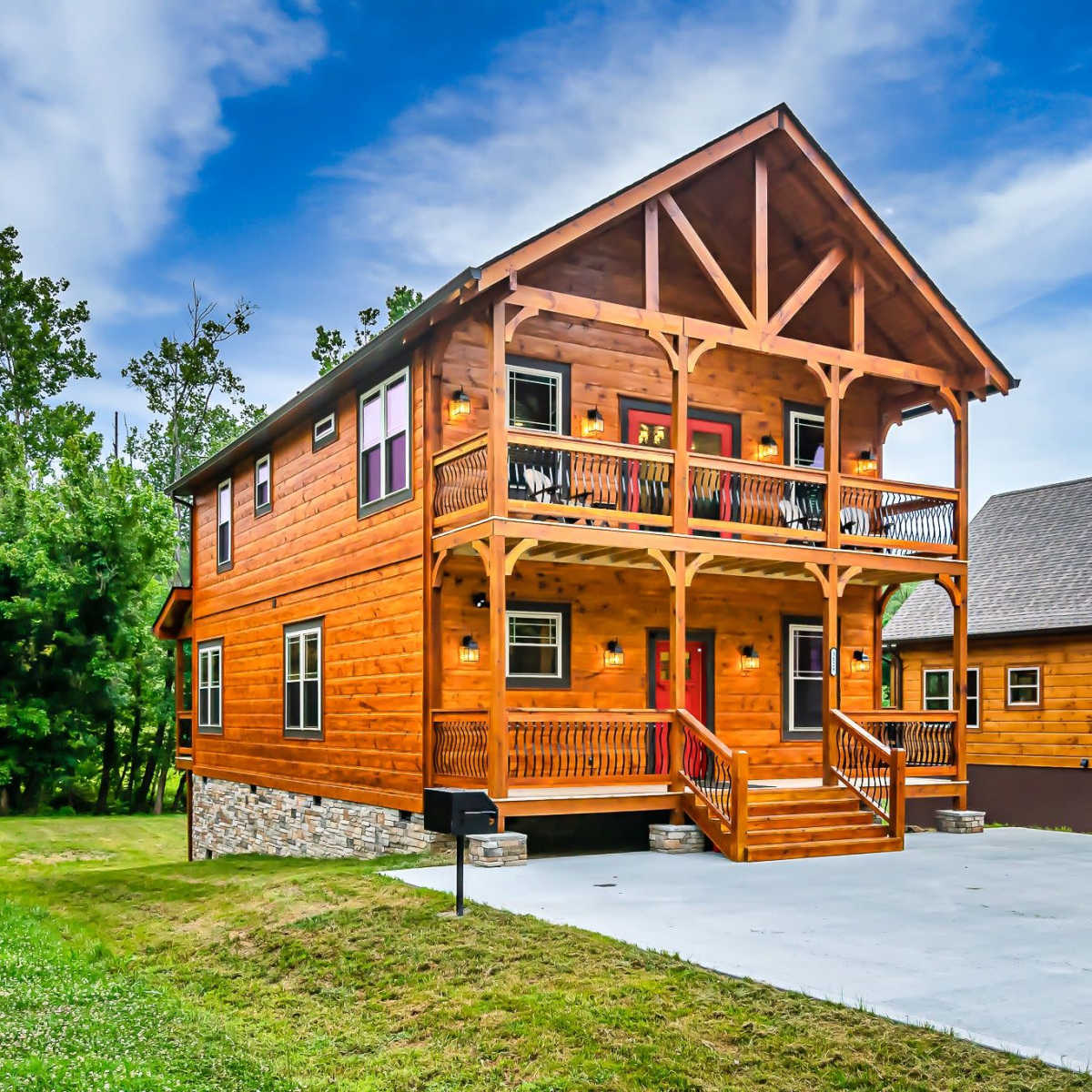 Modern Spacious Cabin with ample backyard & Creek Views close to Pigeon ...