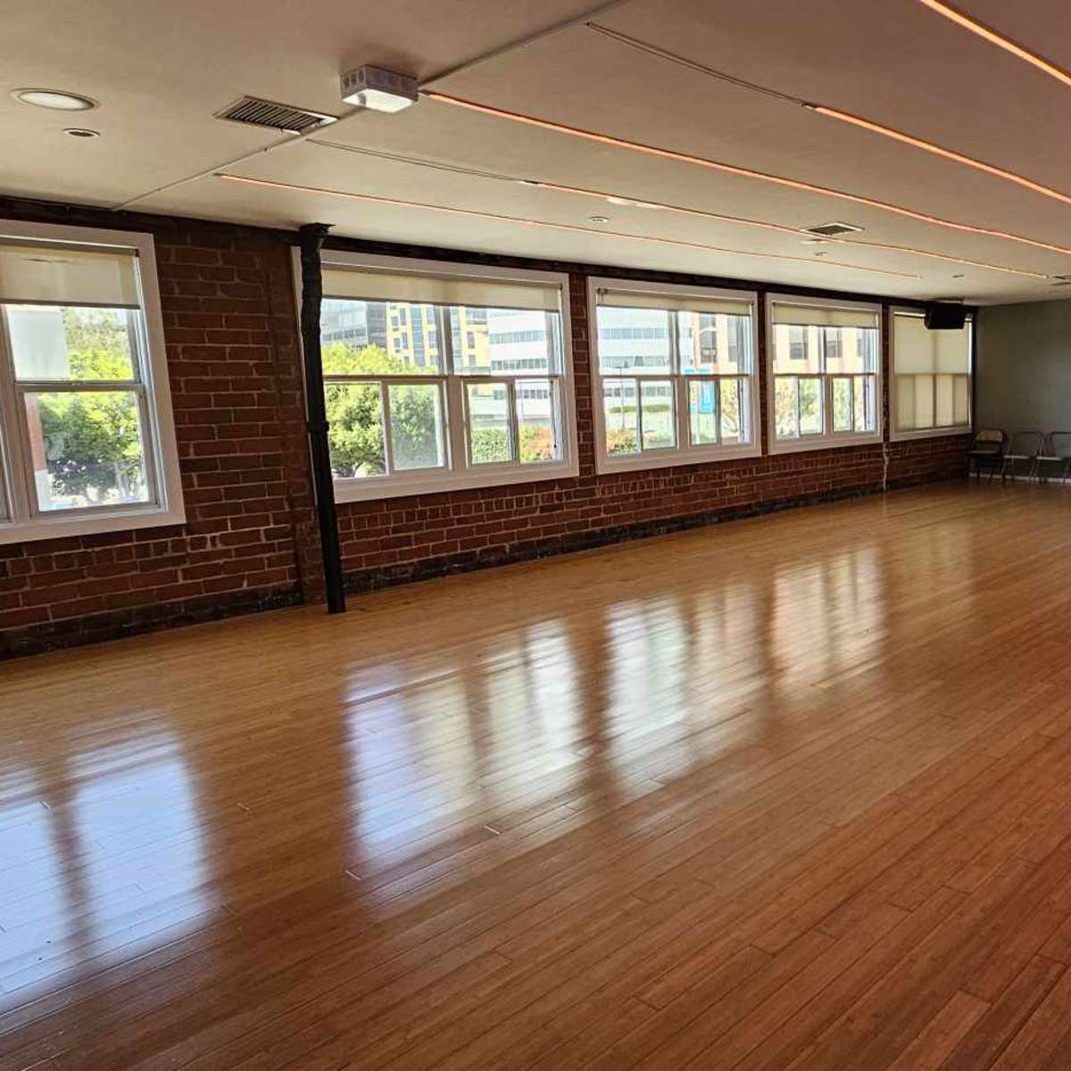 New Dance Studio with red brick walls giving a New York vibe, Los ...
