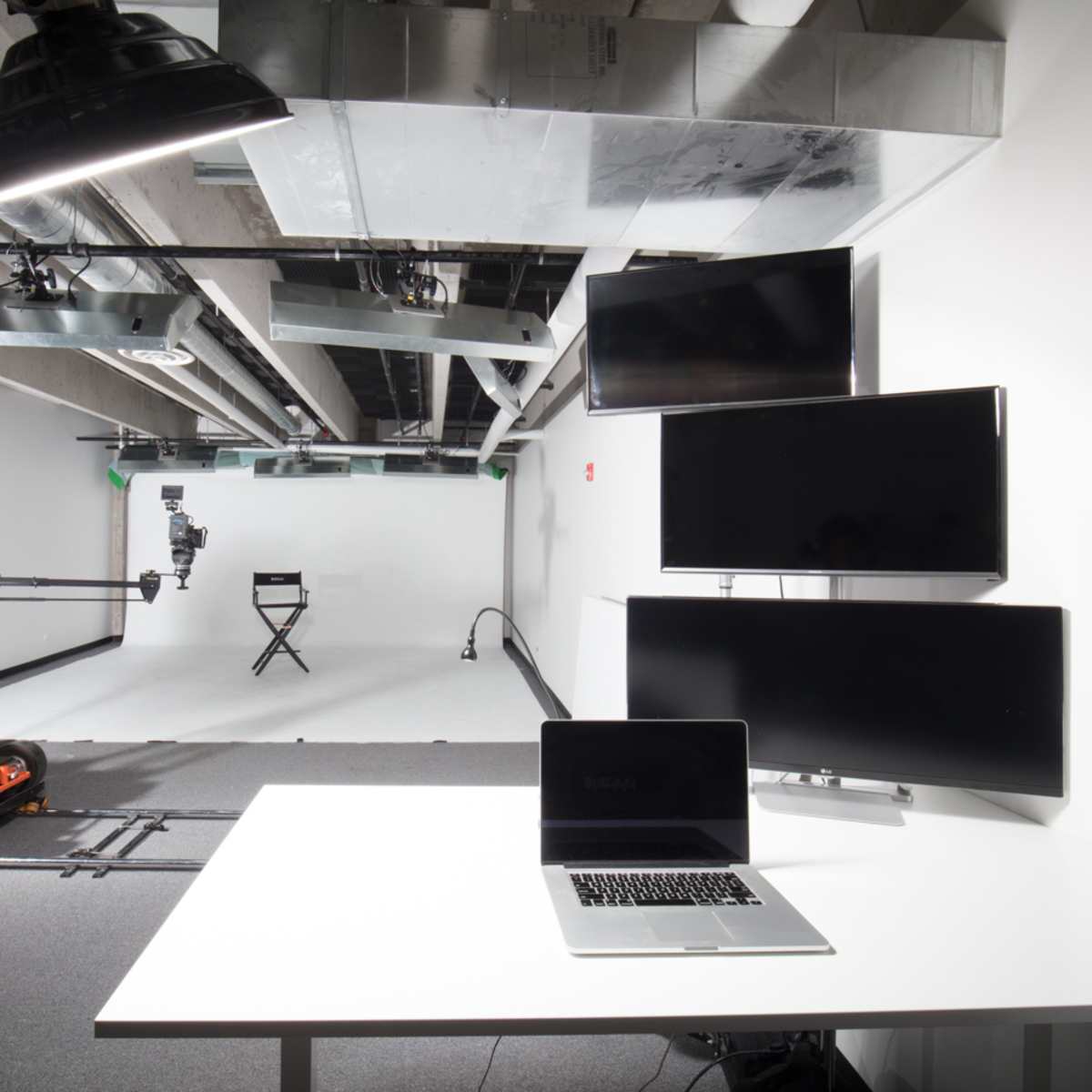 Incredible Film & Photo Studio With White + Green Cyc, Full Lights ...