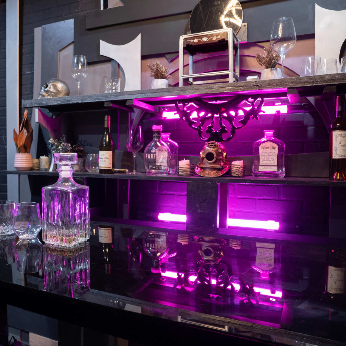 Pre-lit, Soundproof Time Machine, Space Lounge & Bar, equipped with LED ...