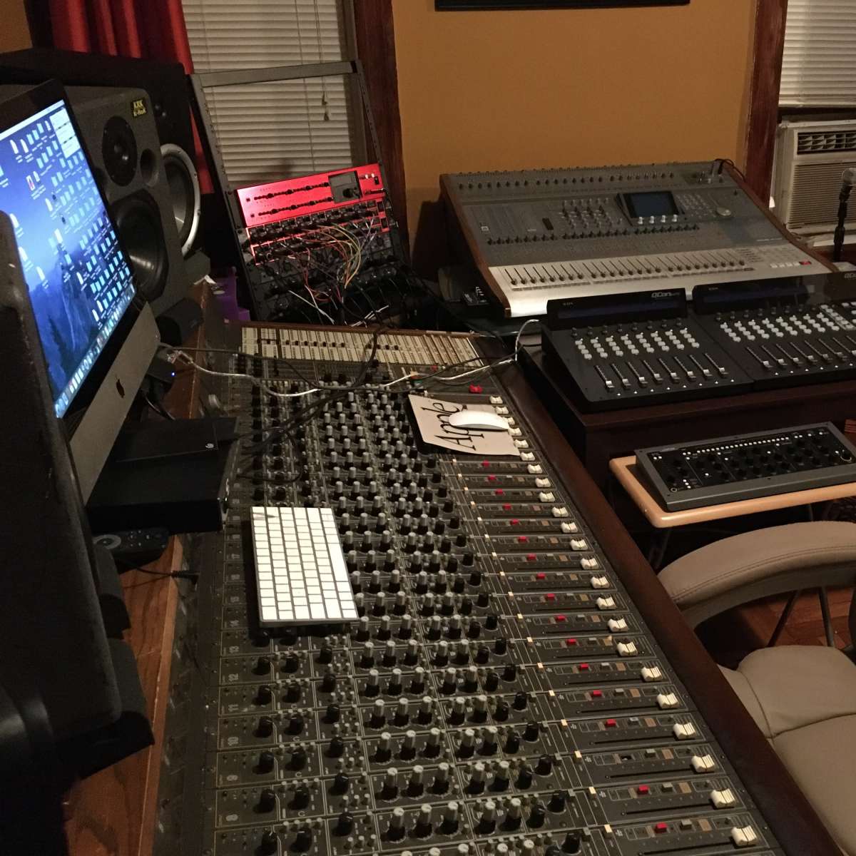 Surban studio with a commercial sound and look ,with the feeling of ...