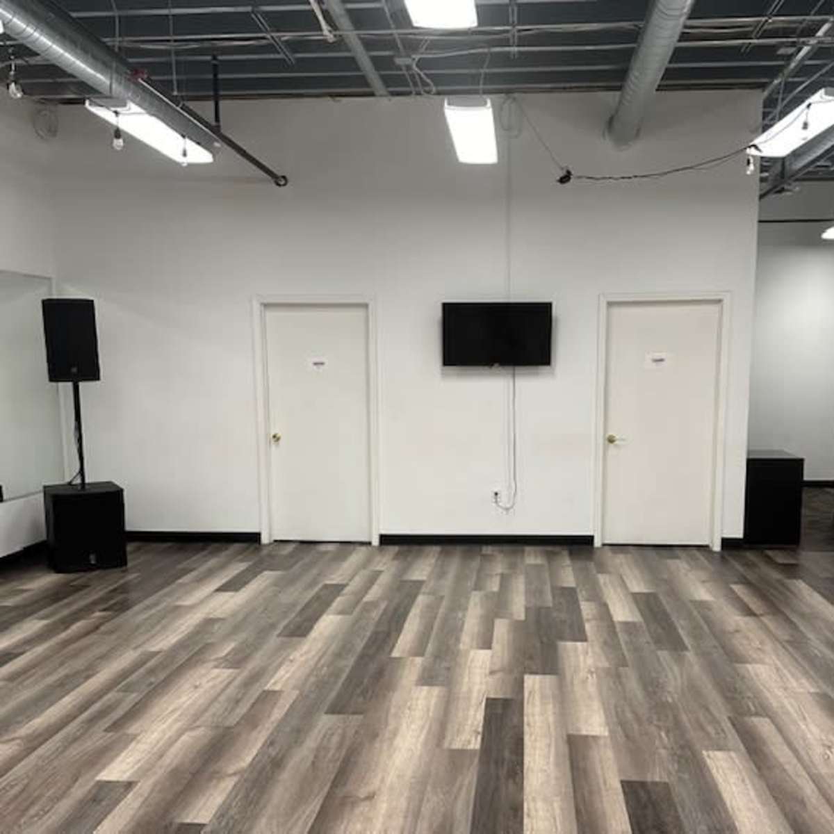2100 sq ft former dance studio, great for wardrobe fittings, pre-pro ...