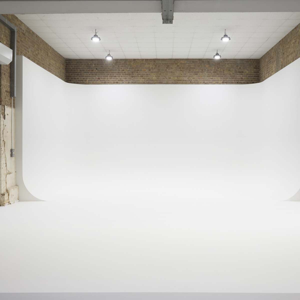 Large infinity cove and lifestyle studio with Country Side views ...