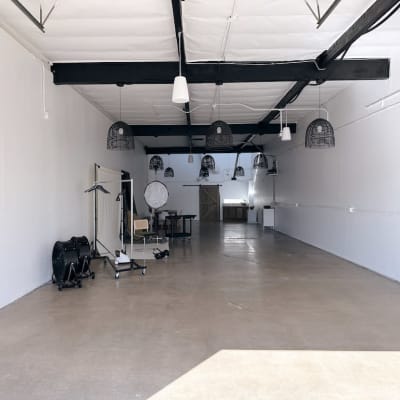 Bright, spacious & pretty warehouse with full photo studio setup ...