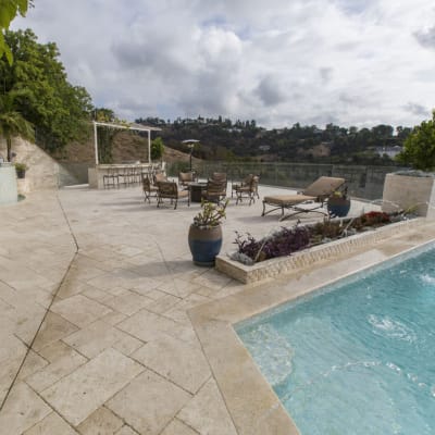 Infinity Pool & Jacuzzi Overlooking the Ocean, Los Angeles, CA | Off ...