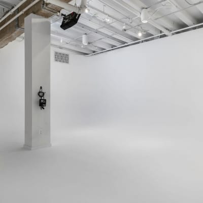 PRE-LIT (RGB) WHITE CYC STUDIO | PRIVATE HAIR, MAKEUP AND VANITY SPACE ...