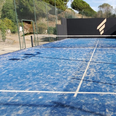 Increíble Pista de Pádel con Moqueta azul y Pared de Muro, Cabrera de ...