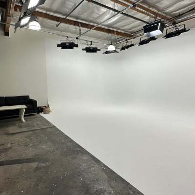 Studio with fully lit cyclorama wall for photo/video/film production ...