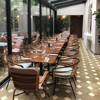 Restaurant et bar au design industriel avec terrasse végétalisée ...