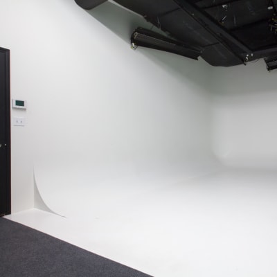 Green Cyc / White Sweep Film Studio Near O'Hare Airport, Northbrook, IL ...