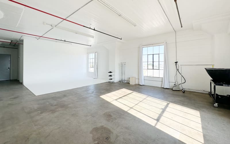 White, Daylight Studio with Cyc Wall, Equipment, and AC | DTLA [05], Los Angeles, CA ...