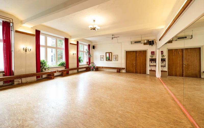 Helles Tanzstudio mit großen Fenstern und geschmackvollen Details ...