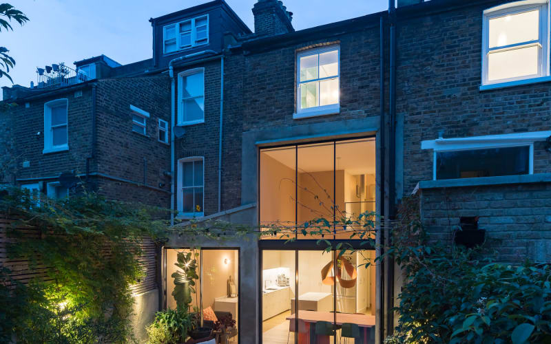 Modern urban home with stylish kitchen/dining area, London | Production ...