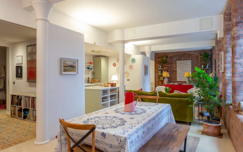 Versatile, quiet and bright open plan factory conversion apartment in ...