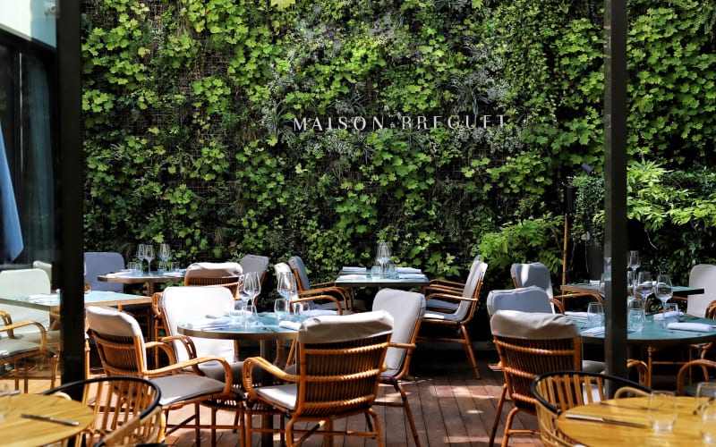 Restaurant et bar au design industriel avec terrasse végétalisée ...