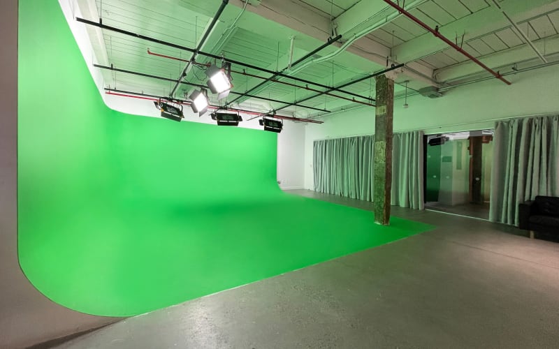 AMAZING Pre-lit Greenscreen Cyc with 6 LED panels in New lux Building ...