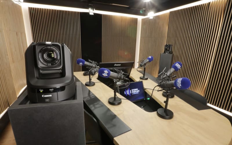 Studio professionnel d'enregistrement de Podcast filmé à Paris, Neuilly ...