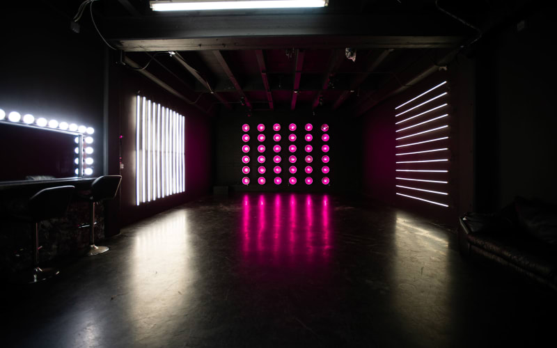FD Photo Studio Hill | Blackout photo & video studio with RGB Astera ...