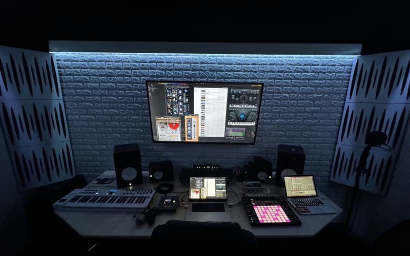 Cozy Music Studio Hollywood Blvd, Los Angeles, CA | Production | Peerspace