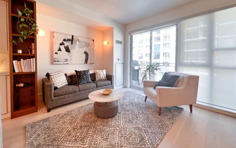 Luxurious, Renovated Downtown Condo with CN Tower view, Toronto ...