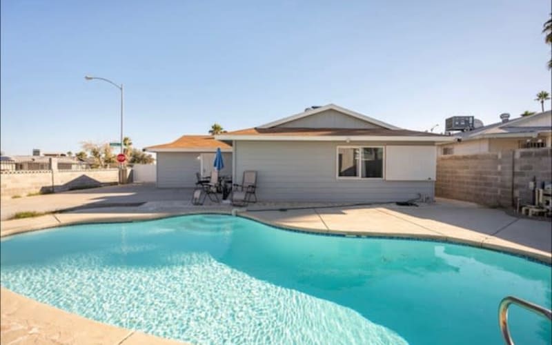 Specious entire house 3b/2b with pool, near the airport and Las Vegas ...