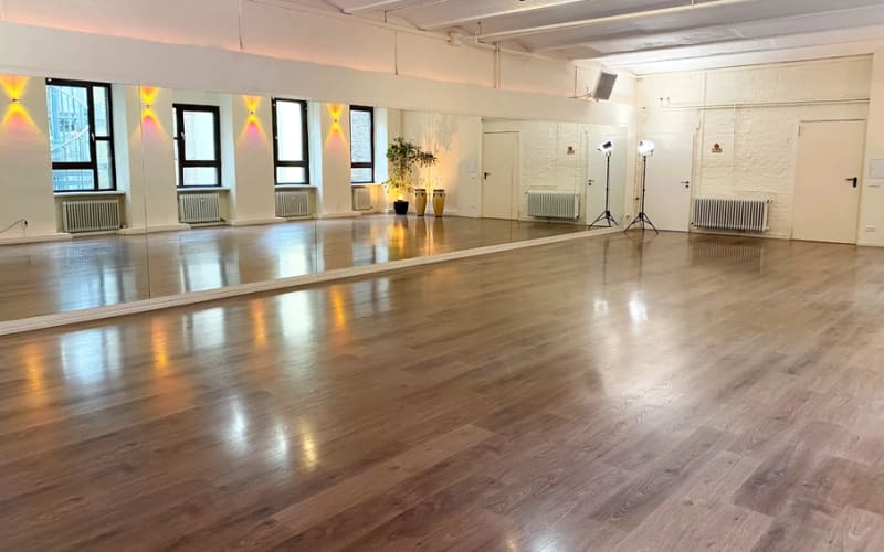 Helles großes Tanzstudio mit kompletter Spiegelwand, Berlin | Event ...