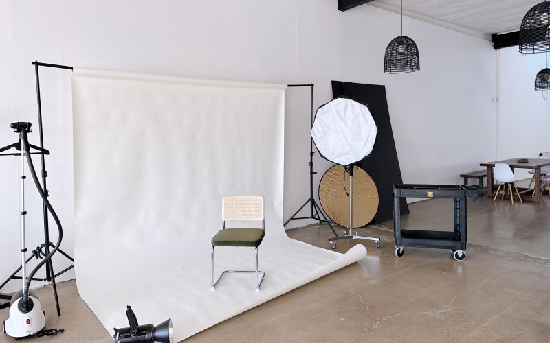 Bright, spacious & pretty warehouse with full photo studio setup ...