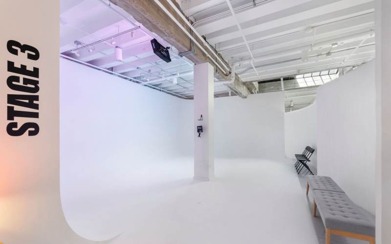 PRE-LIT (RGB) WHITE CYC STUDIO | PRIVATE HAIR, MAKEUP AND VANITY SPACE ...