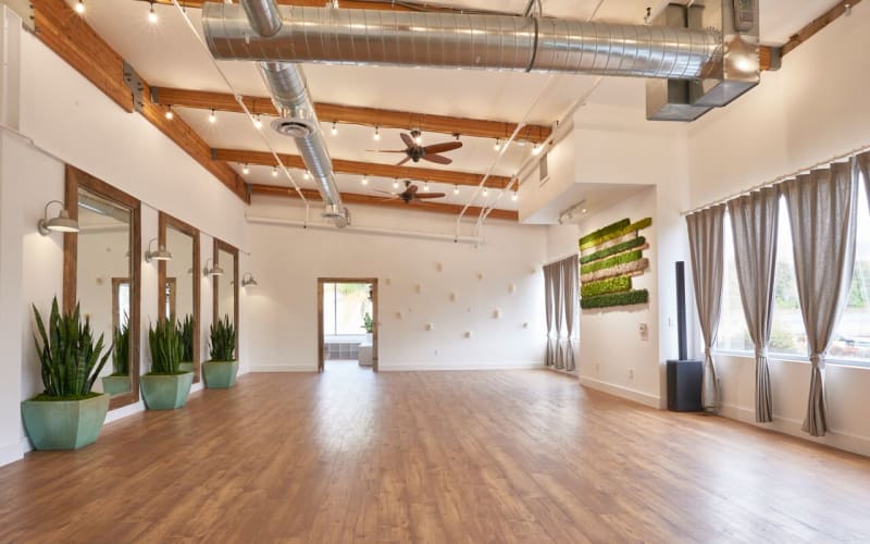 RUSTIC SPACIOUS LOFT STUDIO WITH MOUNTAIN VIEWS AND NATURAL LIGHTING ...