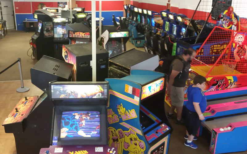 Retro arcade - 1980's/90's vintage video and pinball arcade and game ...