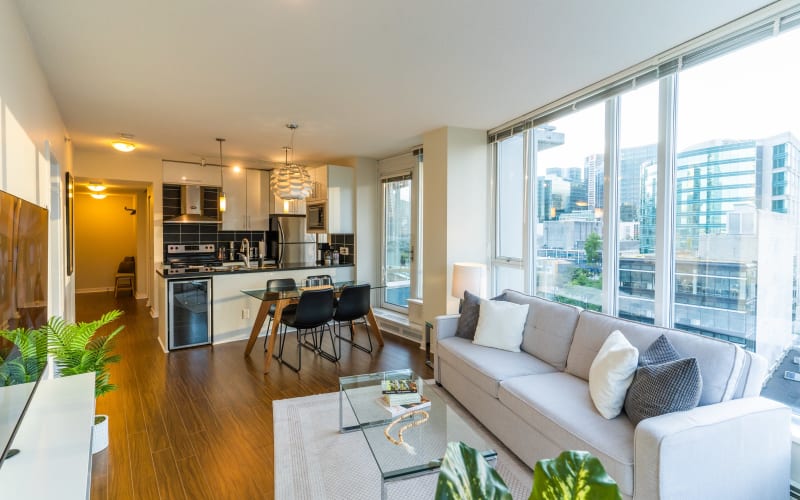 Modern Downtown Apartment with City/Mountain Views, Vancouver ...