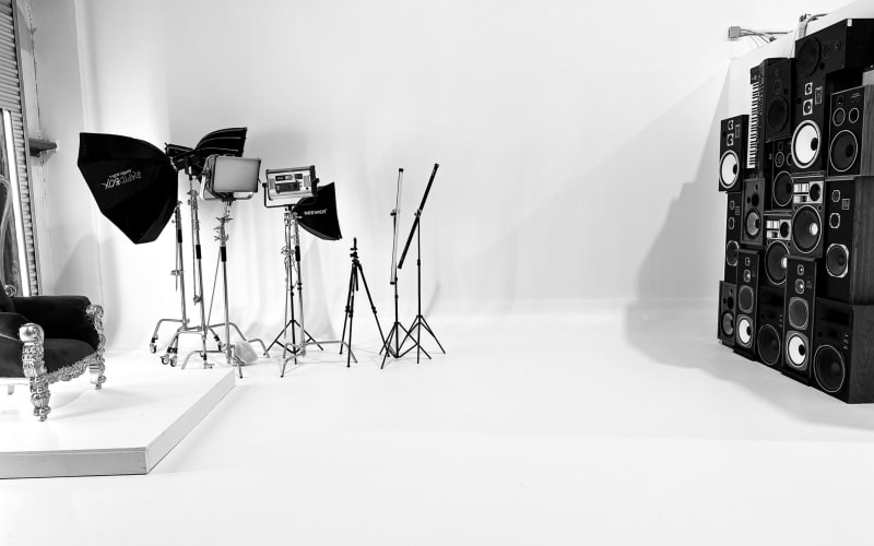 White Cyc wall (Cyclorama) film, Video & Photo studio - Lights Included ...