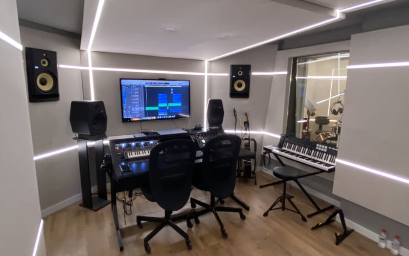 Estudio de Grabación con Luces de Neon y Equipamiento de Alta Gama, Barcelona | Production ...